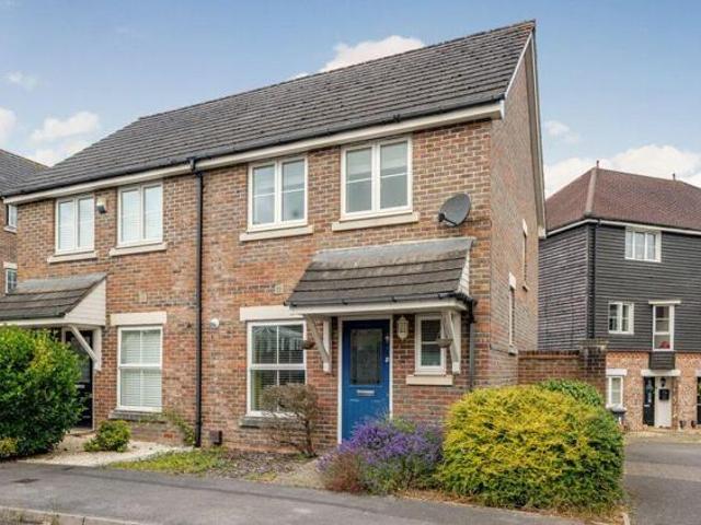 2 Bedroom House Chineham Hampshire LS99344594