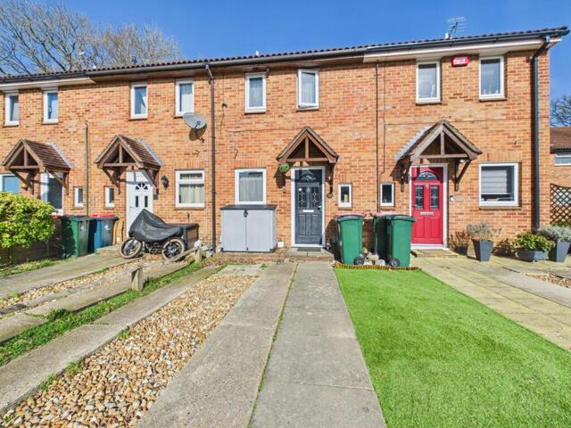 2 Bedroom House Crawley West Sussex 99926376
