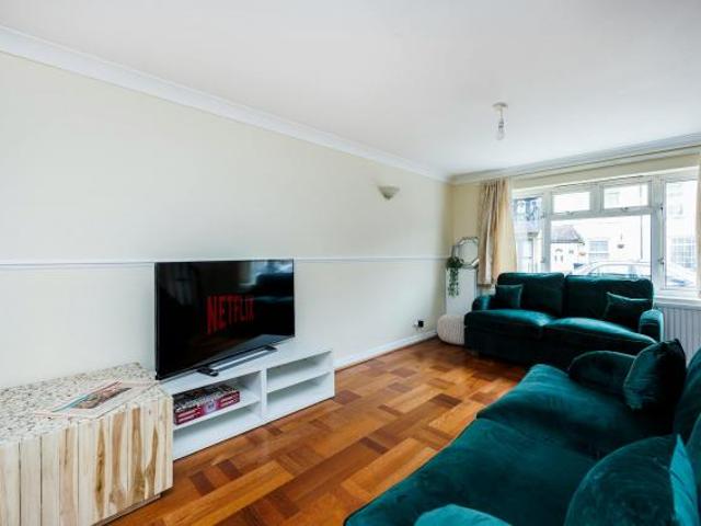 2 Bedroom House Croydon Croydon 77110260