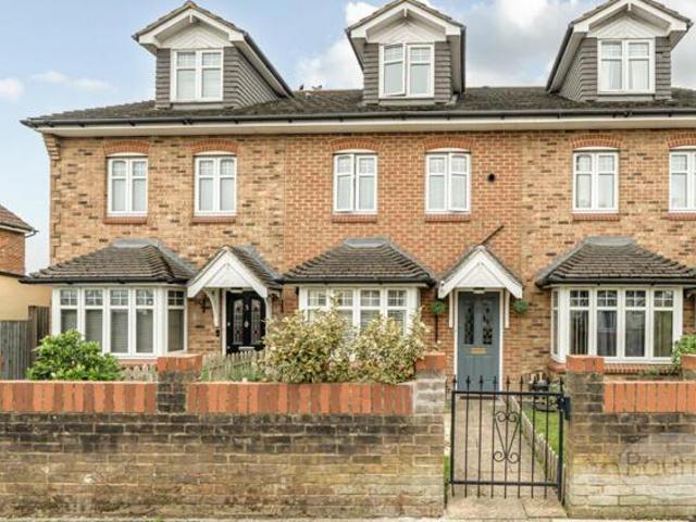 2 Bedroom House Aldershot Surrey LS100426121