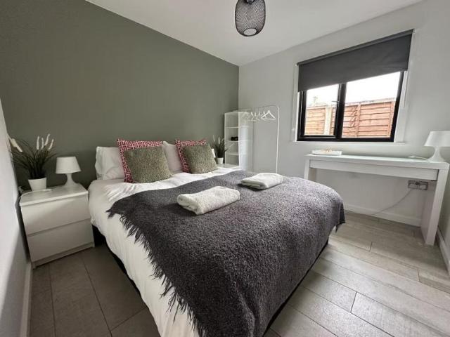 2 Bedroom House Arbury Arbury 100408958