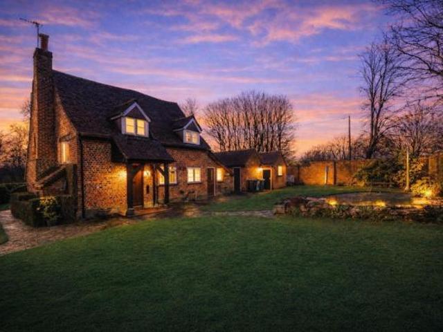 2 Bedroom House Bovingdon Bovingdon LS100578919