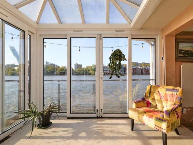 2 Bedroom House Boat Character Property