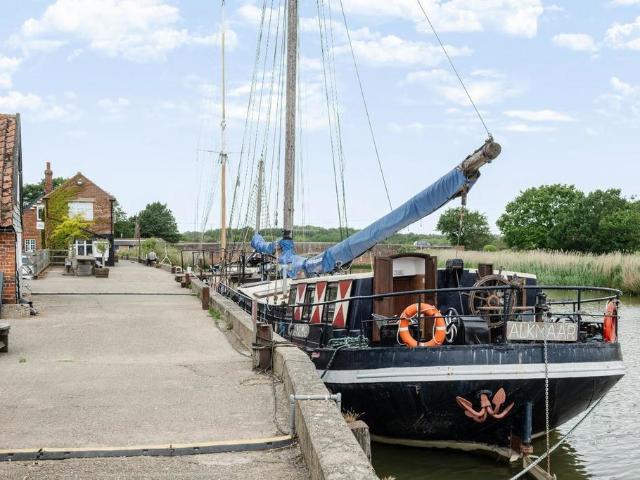 2 bedroom house boat for sale