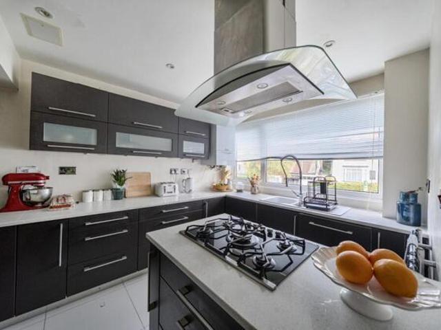 2 Bedroom House Barnet Greater London 98718396