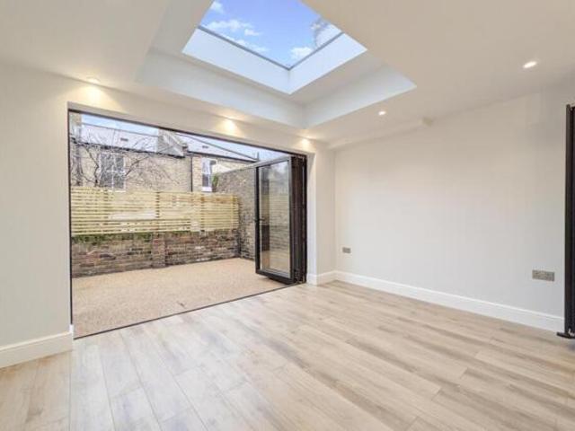 2 Bedroom House Blackheath Greater London 99773709