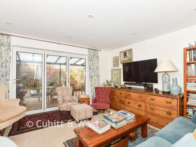 2 Bedroom House Burgess Hill West Sussex LS98404575