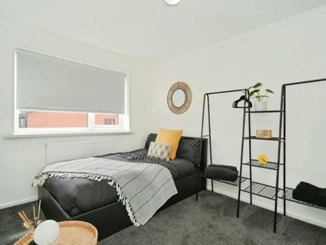 2 Bedroom House Bury Bury 101342850