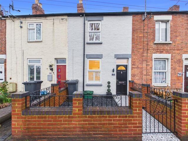 2 Bedroom House Gloucester Gloucestershire 99926346