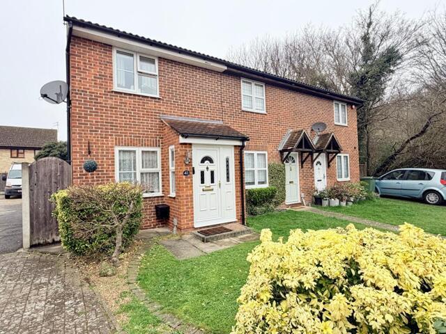 2 Bedroom House Grays Essex 101996242