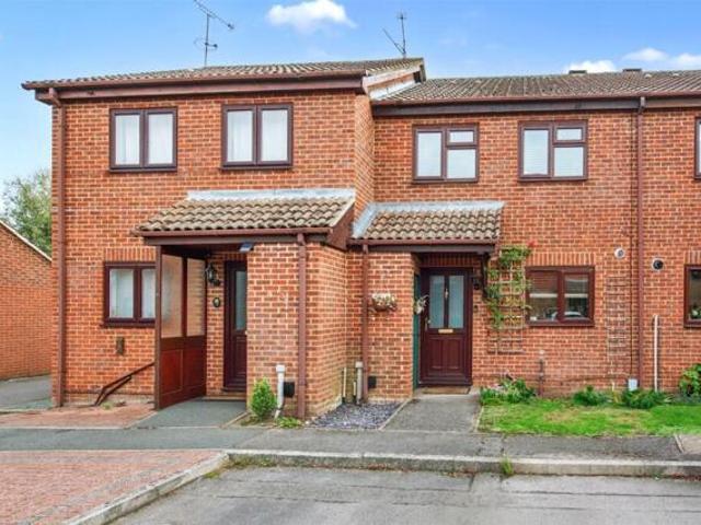 2 Bedroom House Guildford Surrey 99608406