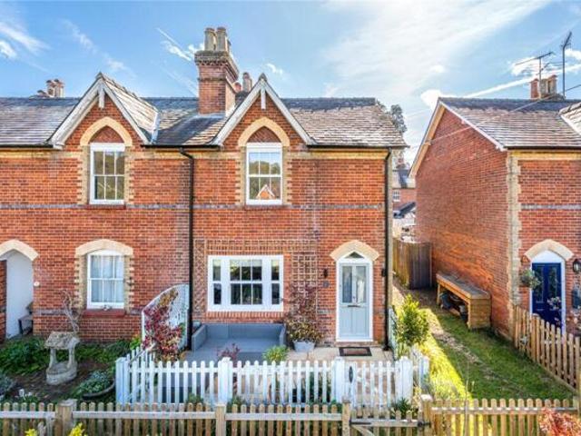 2 Bedroom House Guildford Surrey 101676471
