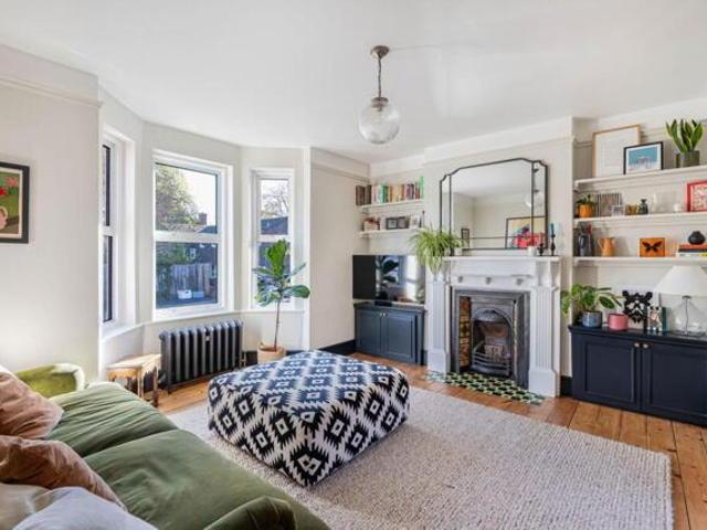 2 Bedroom House Guildford Surrey LS99130155