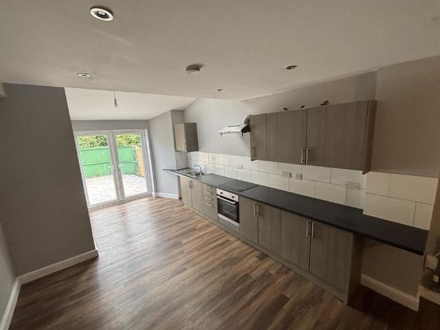 2 bedroom house end terrace to rent