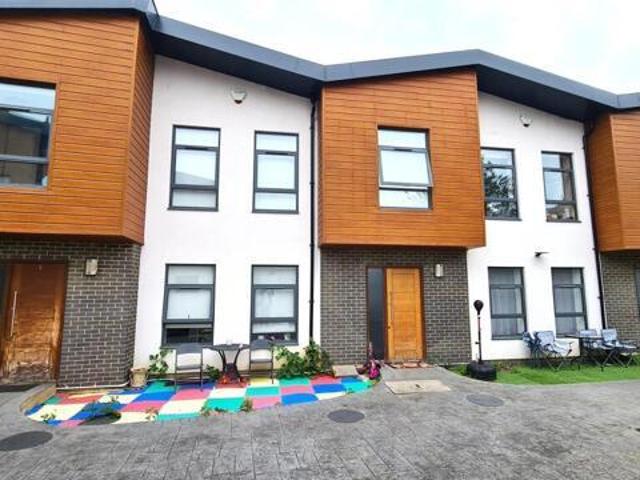 2 Bedroom House Enfield Greater London 98834973