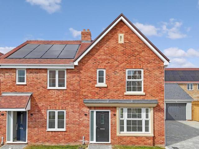 2 Bedroom House Essex Essex 98233254