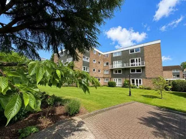 2 bedroom house for rent in College Lawn, Cheltenham GL53 7AF.