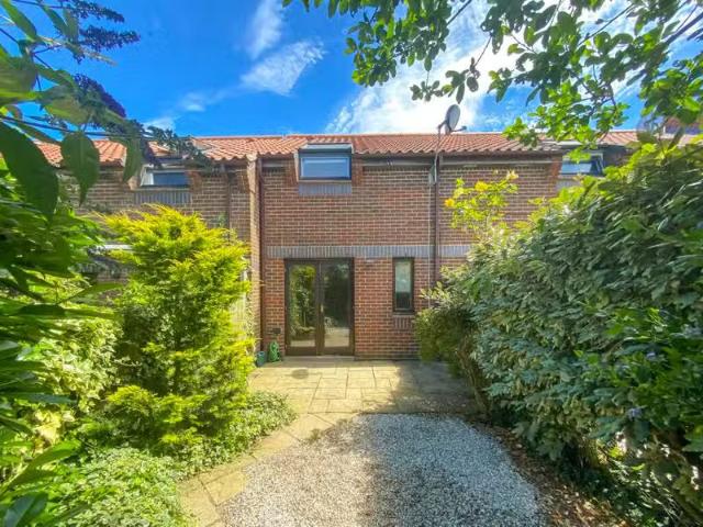 2 bedroom house for rent in Copshall Close, Harlow, Esinteract.