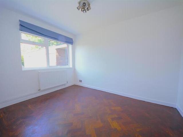 2 bedroom house for rent in Cedar Drive, London, N2