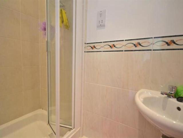 2 bedroom house for rent in Abbott Avenue, Raynes Park, SW20