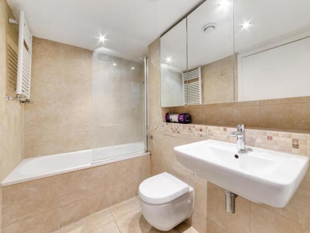 2 bedroom house for rent in Augustus Road, SW19