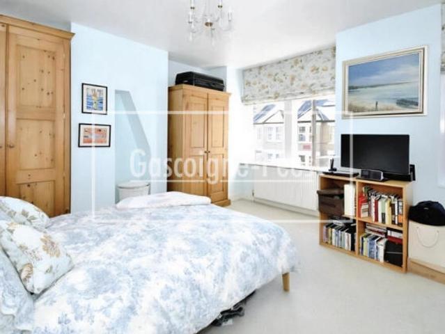 2 bedroom house for rent in Bronson Road, SW20
