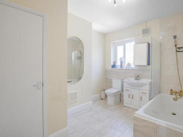 2 bedroom house for rent in Durham Road, Canning Town, E16