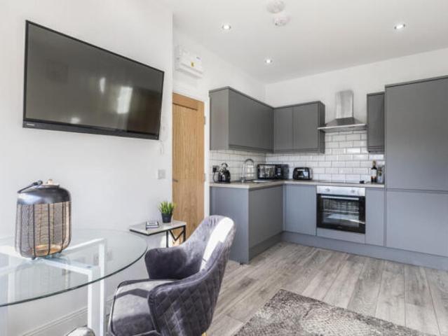 2 bedroom house for rent in Knowle Mount, Leeds, LS4