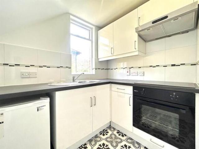 2 bedroom house for rent in Heathfield Road, London, W3