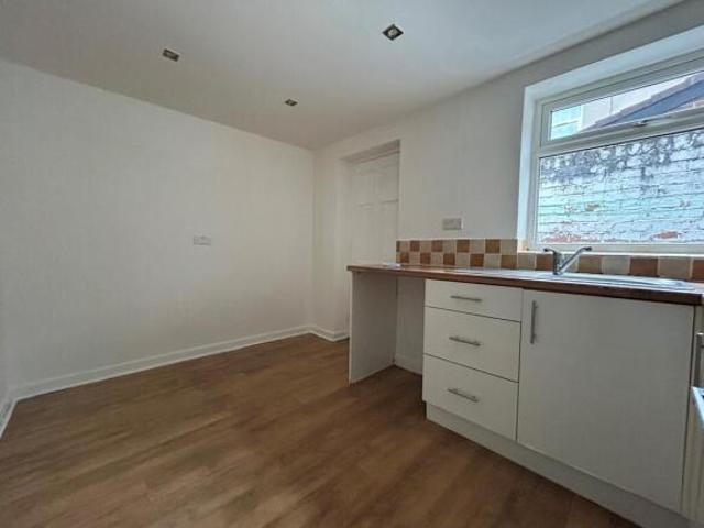 2 bedroom house for rent in Morden Street, L6