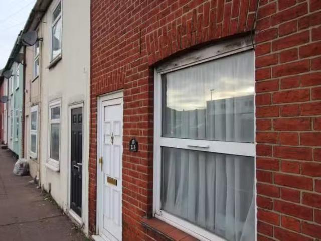 2 bedroom house for rent in Magdalen Street, Colchester, Esint.