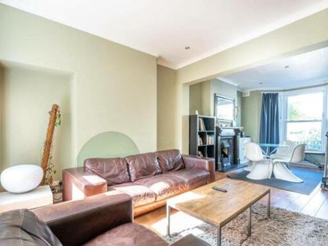 2 Bedroom House For Rent In Stratford, London