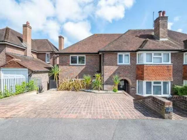 2 bedroom house for rent in Pewley Way, Guildford, GU1