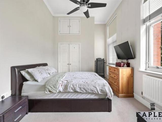 2 bedroom ground floor flat for rent in Richmond Drive, Woodford Green, IG8