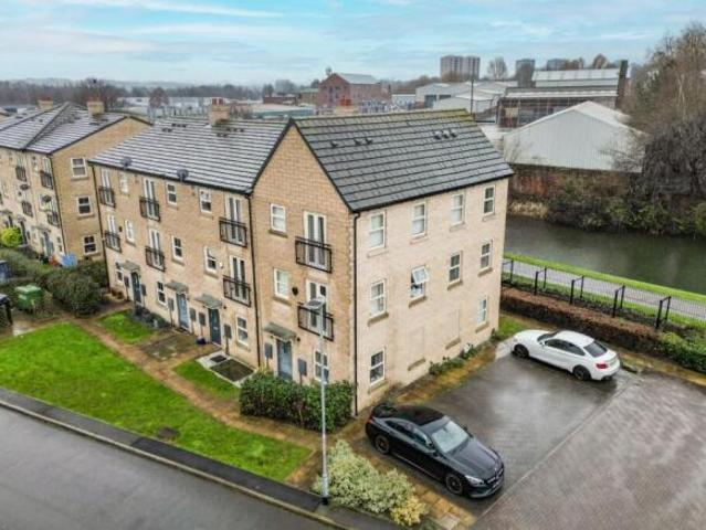 2 bedroom house for sale in Holts Crest Way, Leeds, West Yorkshire, LS12