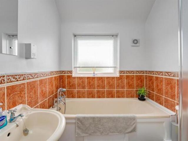 2 bedroom house for sale in Hampton Lane, Hanworth, TW13