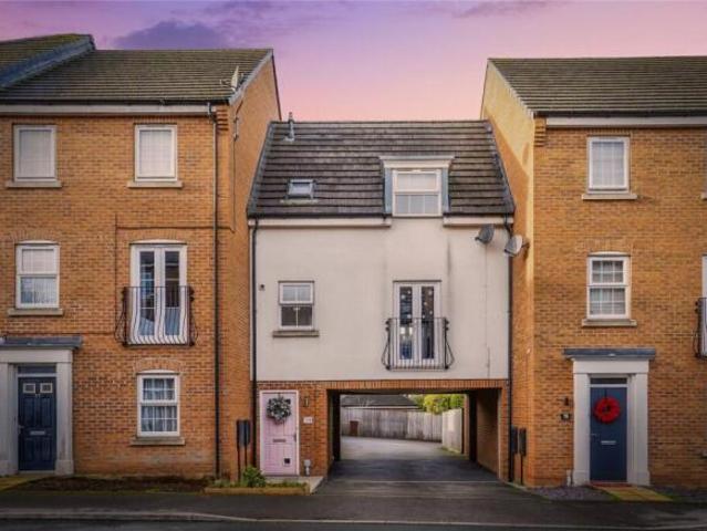 2 bedroom house for sale in Henry Grove, Pudsey, West Yorkshire, LS28