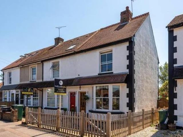 2 bedroom house for sale in New North Road RH2 RH2