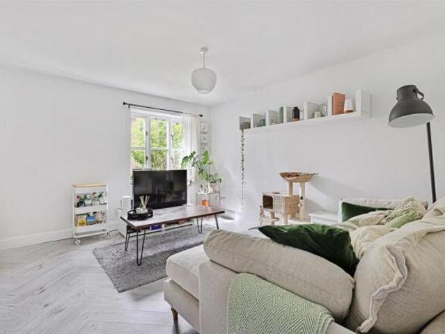 2 bedroom house for sale in Royal Close, Stoke Newington, N16