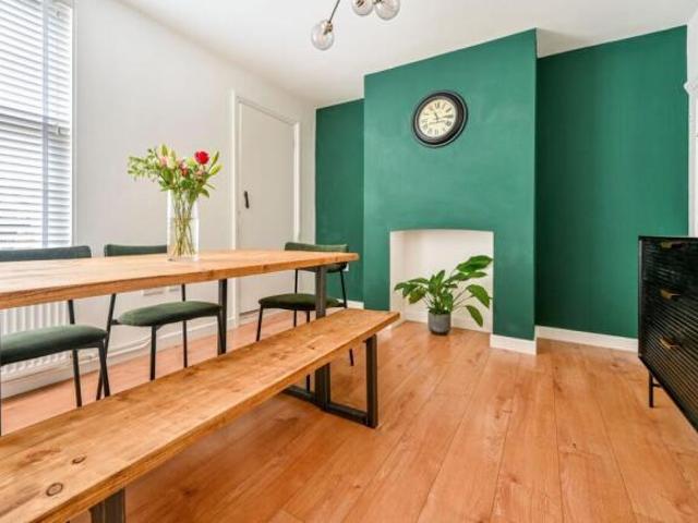 2 bedroom house for sale in Walnut Tree Close, Guildford, GU1