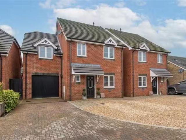 2 bedroom house for sale in Weald Place, Worthing, BN13
