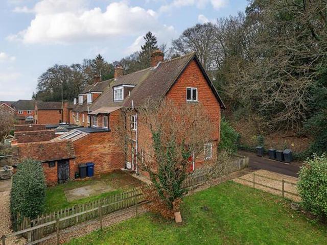 2 Bedroom House Farnham Surrey 99895263