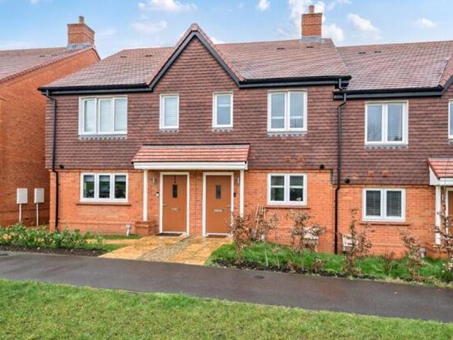 2 Bedroom House Farnham Surrey LS100733573
