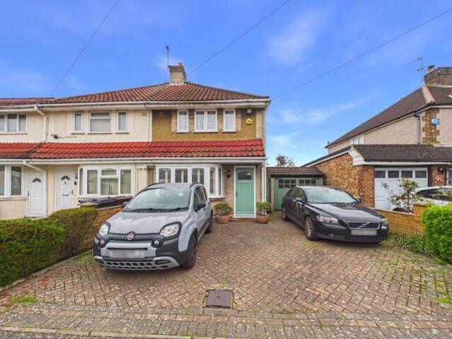 2 Bedroom House Feltham Greater London 100825028