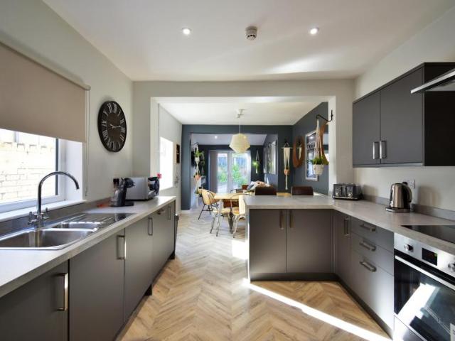 2 Bedroom House Fishponds South West 102052570