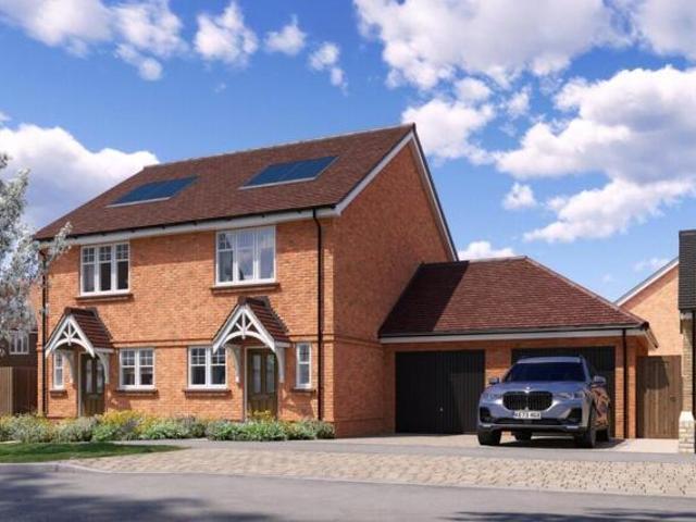 2 Bedroom House Fleet Hampshire 100733847