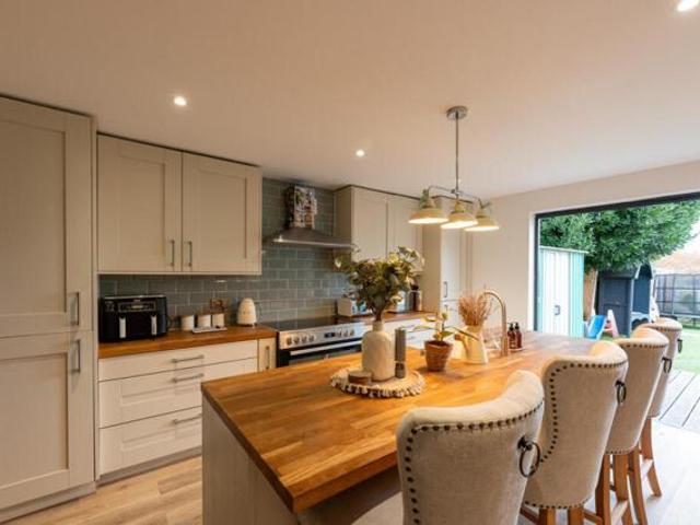 2 Bedroom House Hockley Essex 101701682