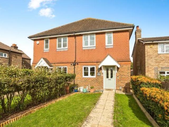2 Bedroom House Horley Surrey 98503623