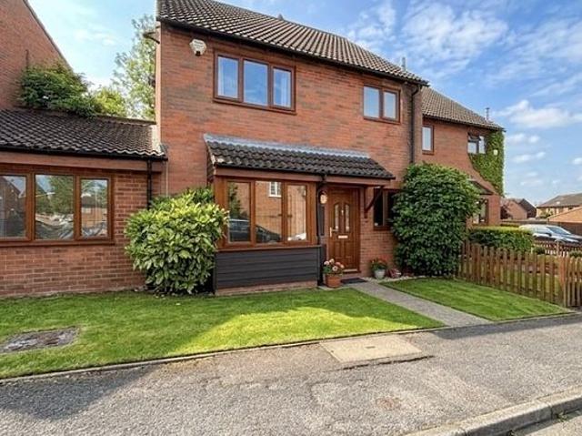 2 bedroom house in Borehamwood