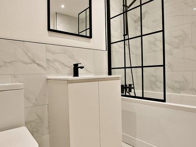 2 bedroom house in Bromley